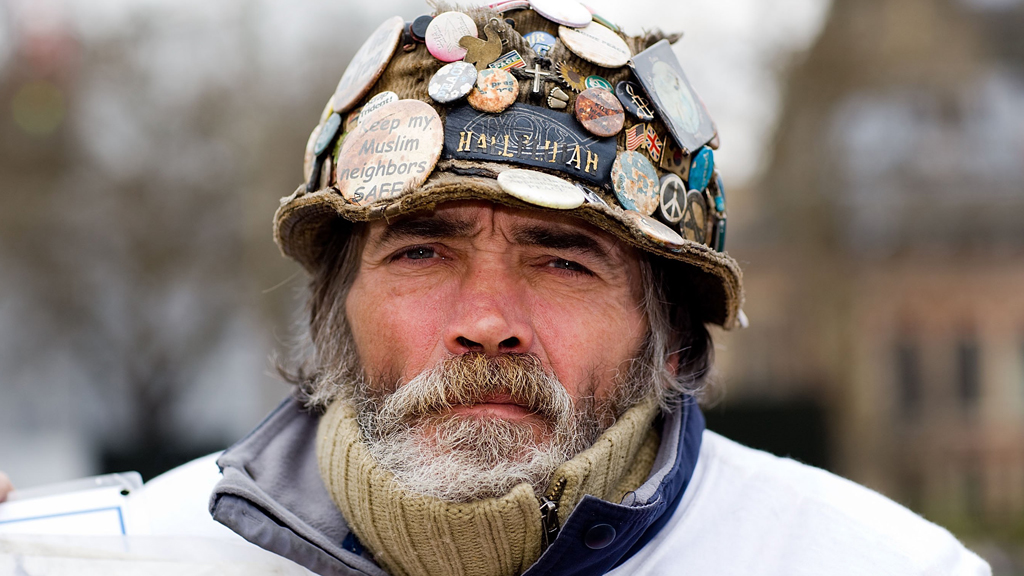 Anti-war protester Brian Haw dies – Channel 4 News